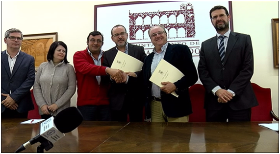 El Ayuntamiento y ADEVI firman un convenio de colaboración que afirman ...